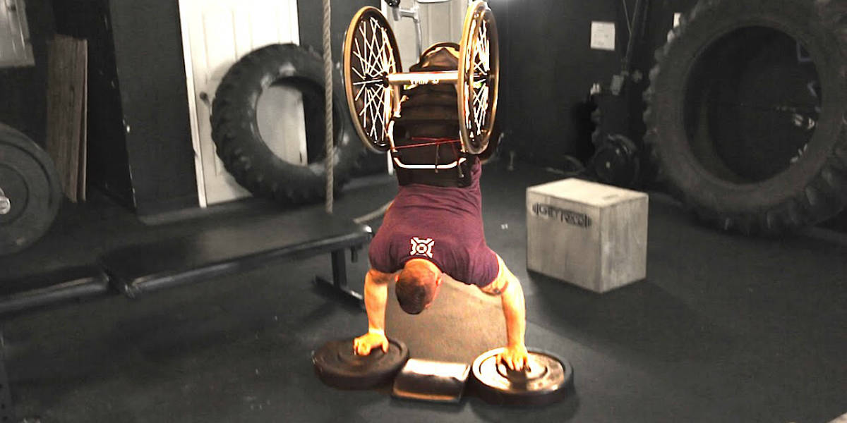 Zack Ruhl: o gigante sem pernas que levanta 215 kg no supino