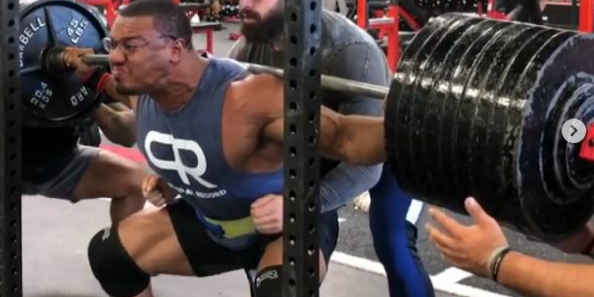 Powerlifter quebra recorde pessoal e faz agachamento com 408 kg