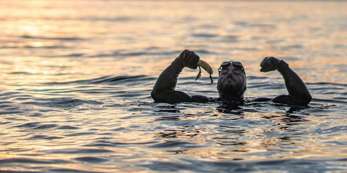 Homem quebra recorde após nadar 2864 km ao redor da Grã-Bretanha