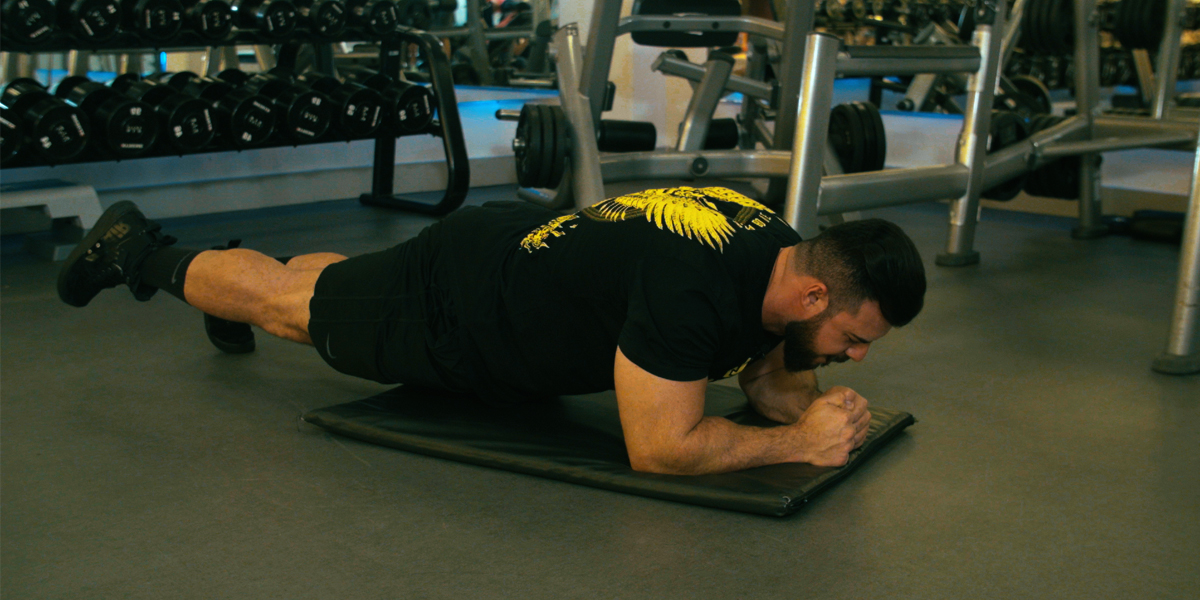 [VÍDEO] 4 dicas para você executar a prancha ventral com perfeição